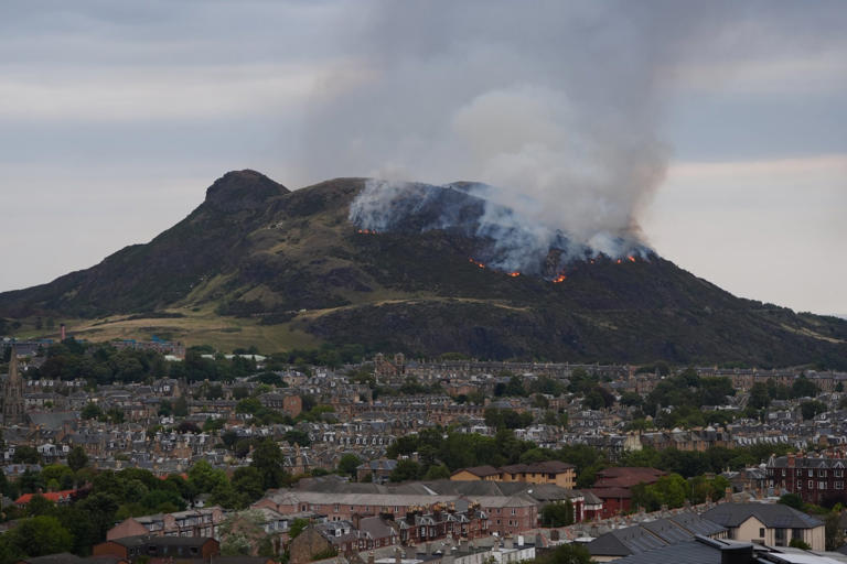 Tourists fled after huge wildfire breaks out at Arthur