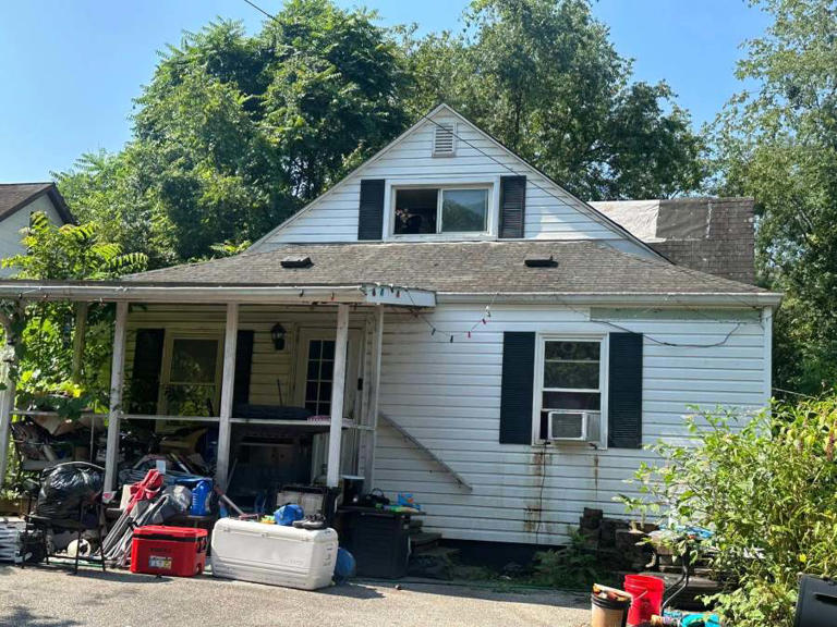 Responders battle house fire in Nitro