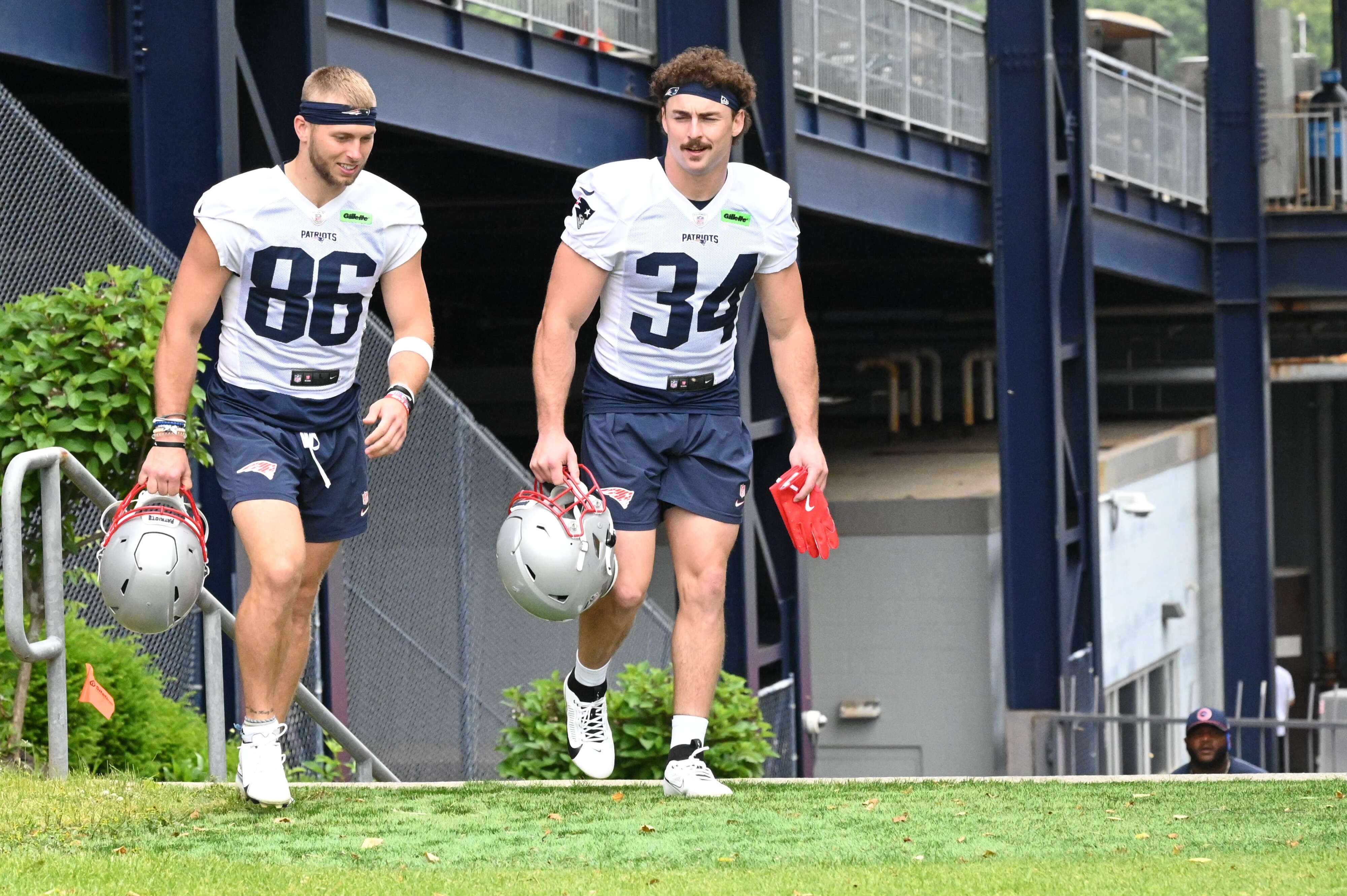 Patriots promising undrafted rookie out with broken foot