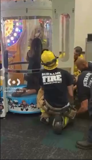 California woman gets stuck in Chuck E Cheese ‘Snow Day’ Arcade Game ...