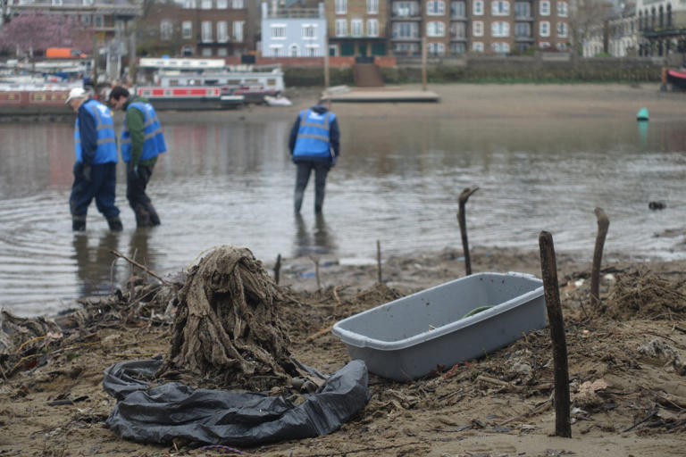 Massive operation to remove wet wipe island in Thames