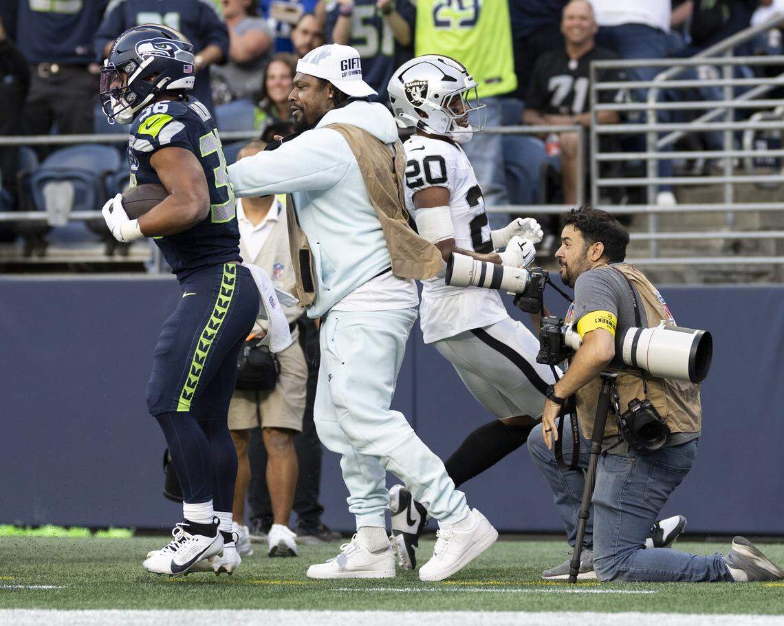 Seahawks camp day 15: Robbie Ouzts 1st NFL play wowed Macdonald ...