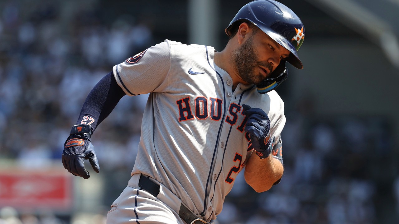 Astros receive injury scare as Jose Altuve exits with foot discomfort