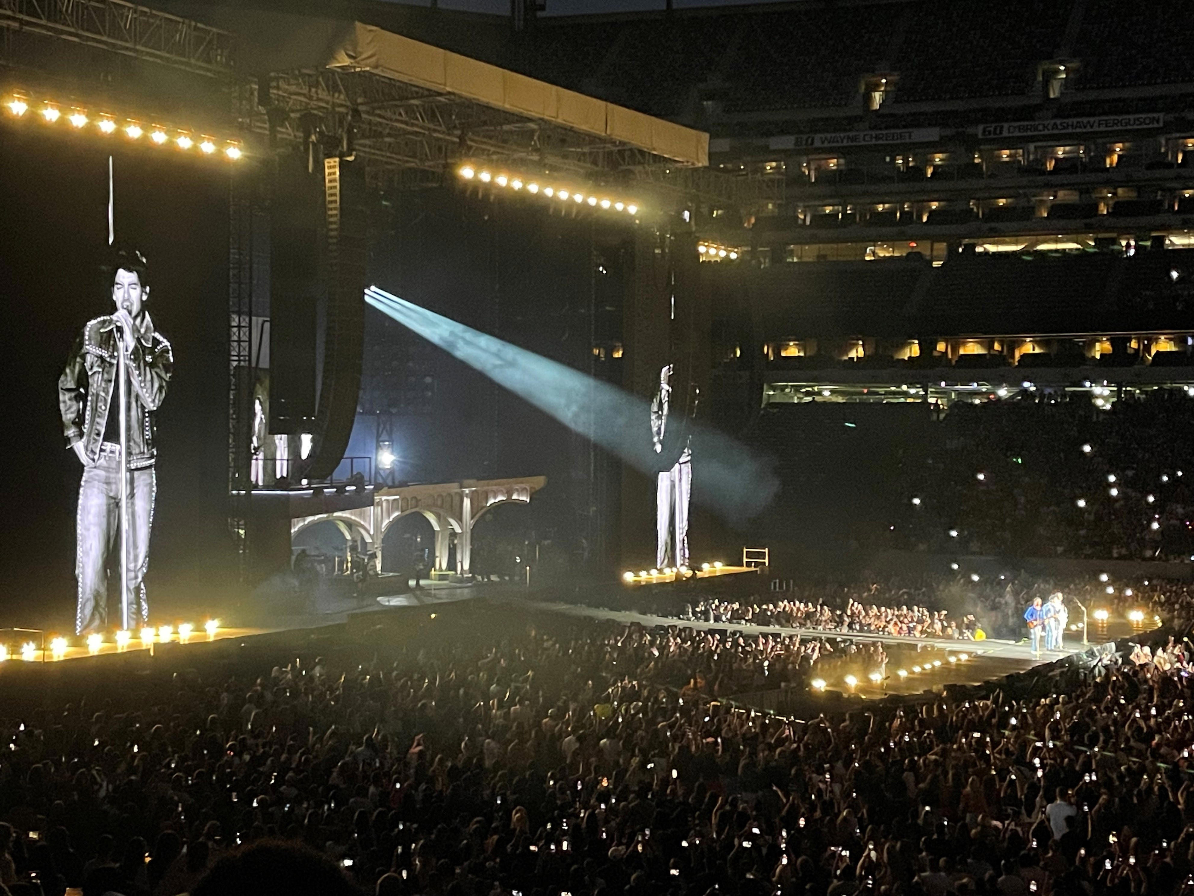 Here's the complete setlist from Jonas Brothers' Aug. 10 show at ...