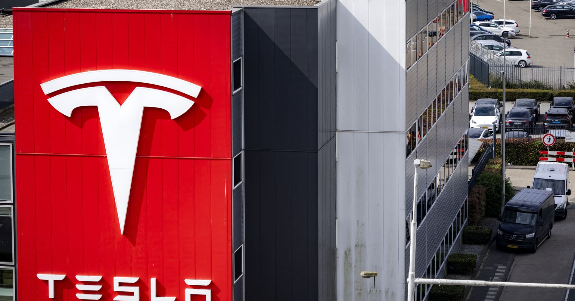 Elon Musk's Tesla launches bid to supply electricity to British households