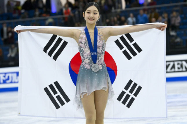 女 Figure Skating Shin Ji-ah Wins Bronze Medal in Senior Debut ...