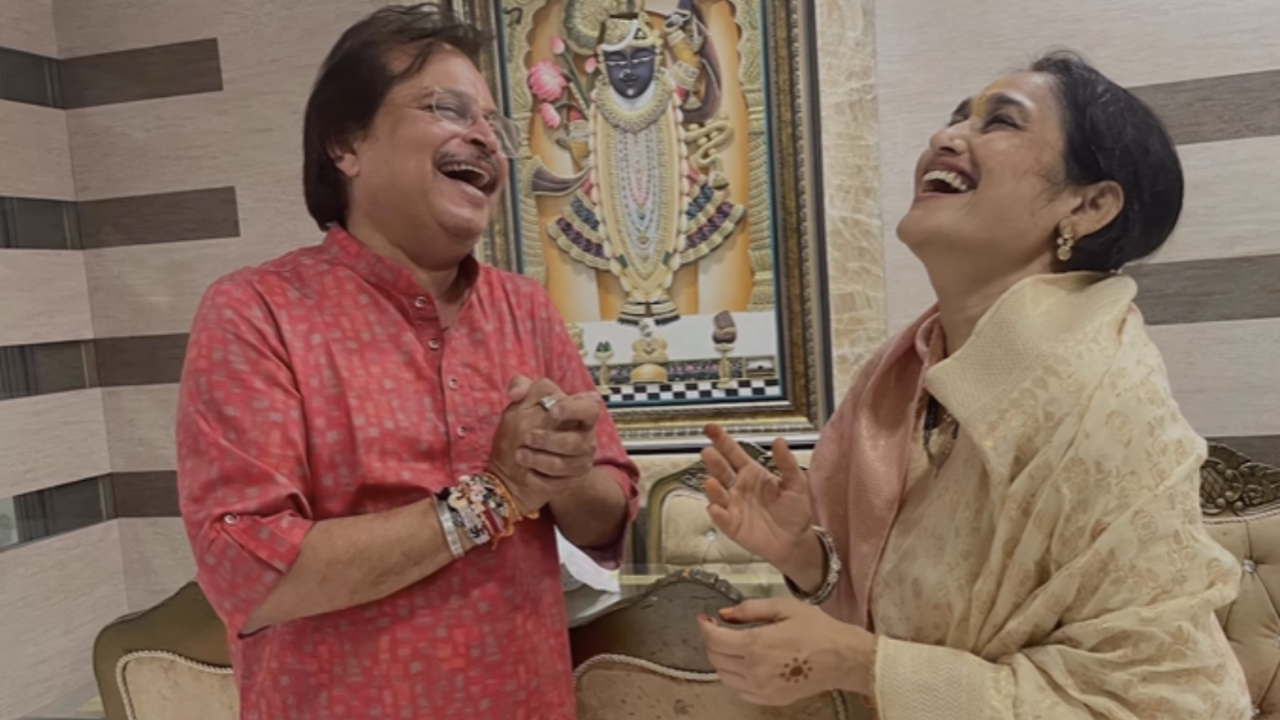 Disha Vakani Aka TMKOC's Dayaben Makes RARE Public Appearance, Ties Rakhi To Asit Modi; Fans ...