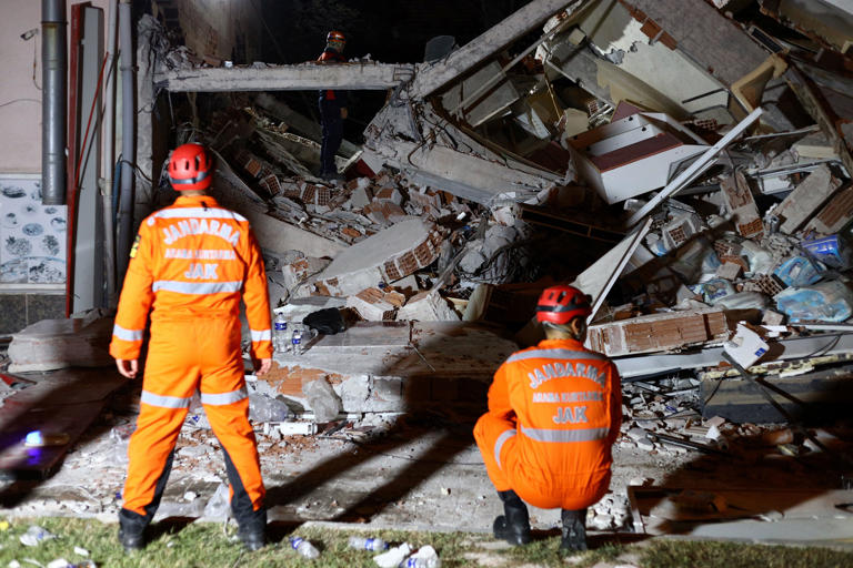 Woman dies after Turkey earthquake flattens over a dozen buildings