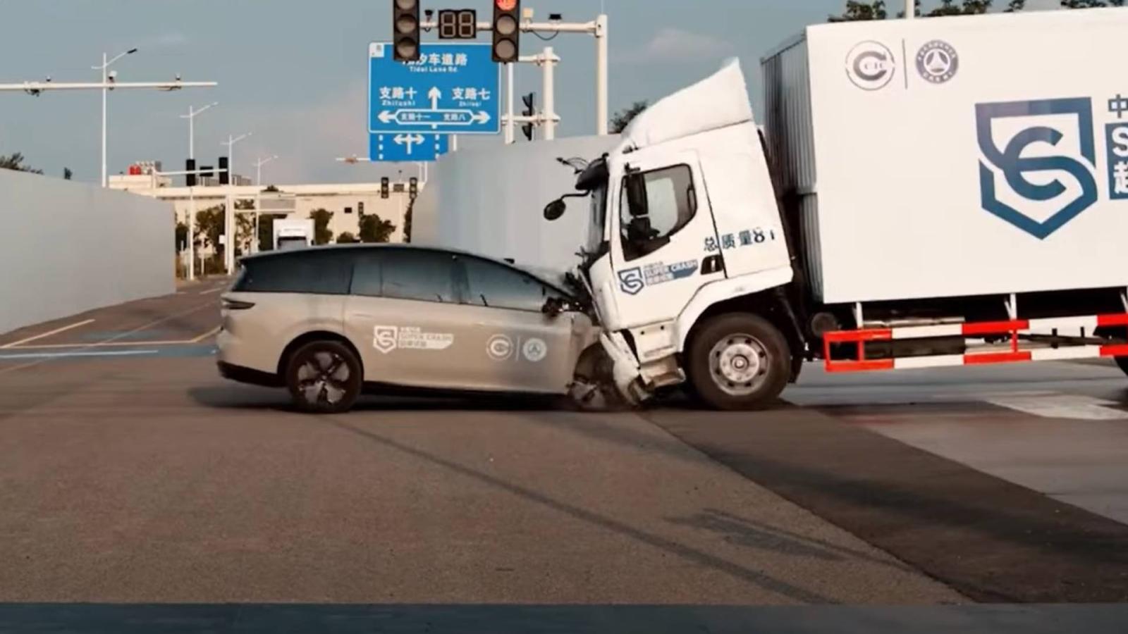 Τι θα συμβεί αν τρακάρεις με φορτηγό -Video δίνει την απάντηση και ...
