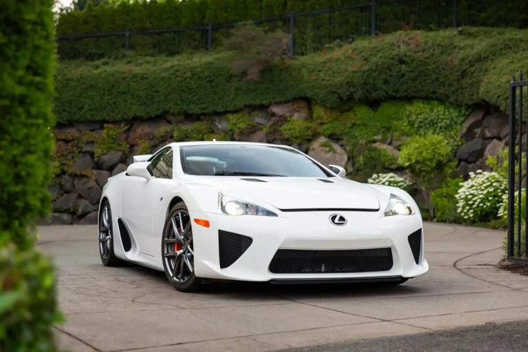 Lexus LFA, l'esemplare numero 205 è in vendita a prezzo record