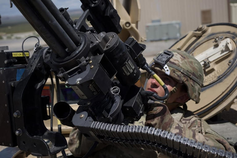 Mối lo drone khiến Mỹ lắp súng máy nòng xoay cho xe tăng Abrams