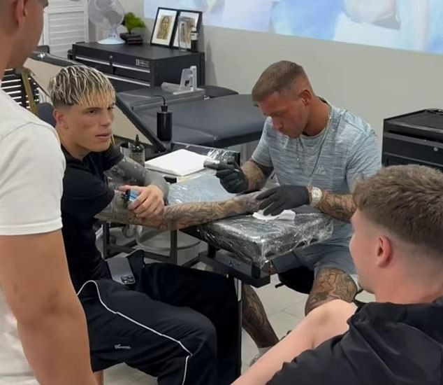 Man United outcast Alejandro Garnacho 'appears to clutch a VAPE' while ...