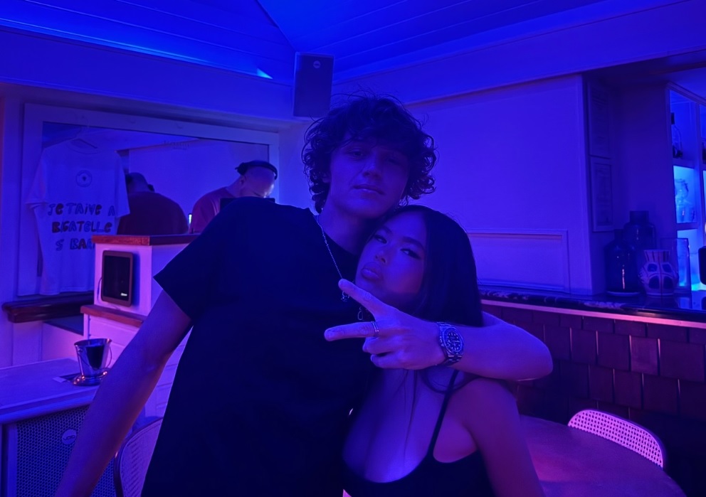 Jade Hallyday s'affiche en couple : le post de sa sœur Joy enflamme les ...