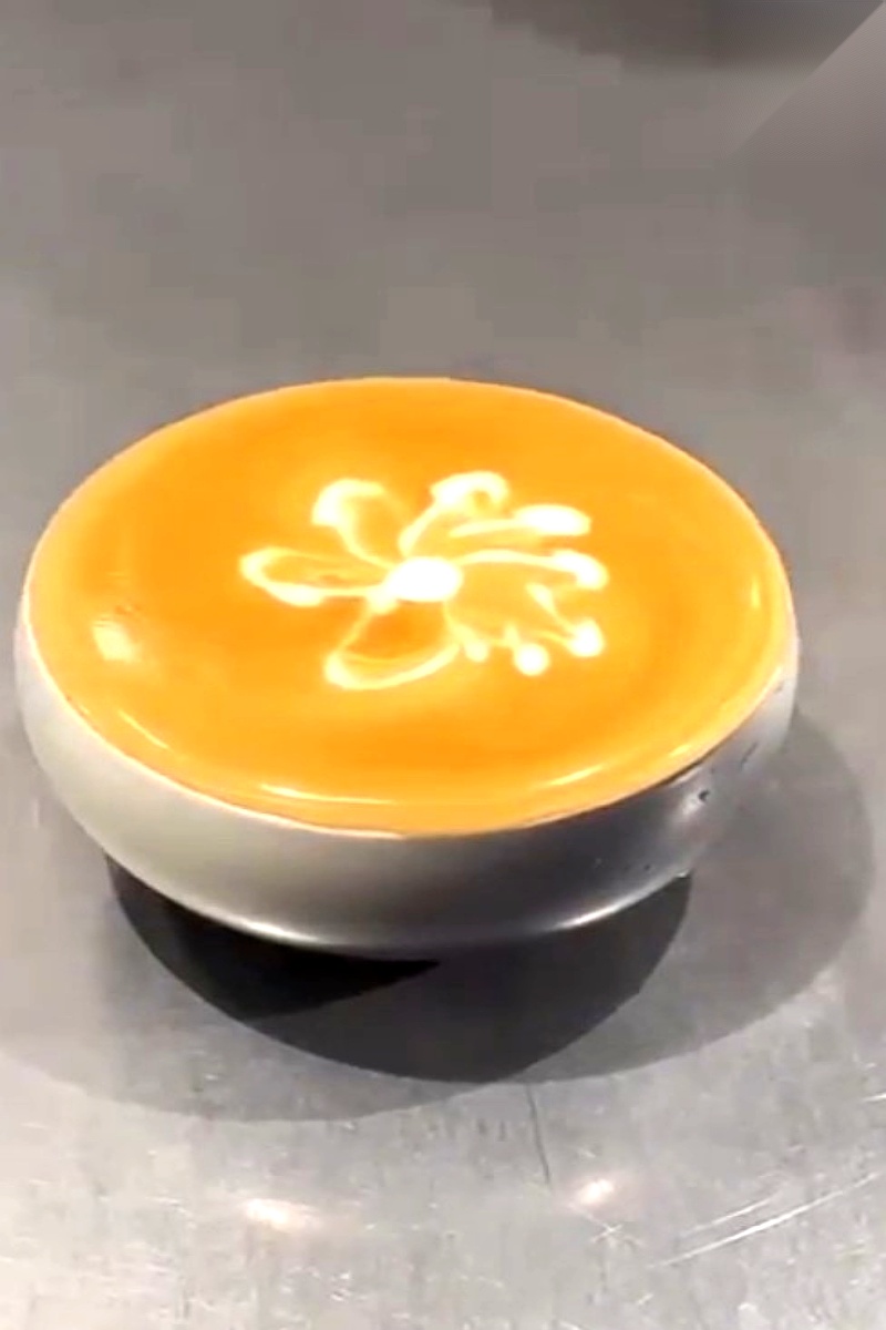 Semplice Latte Art floreale su cappuccino