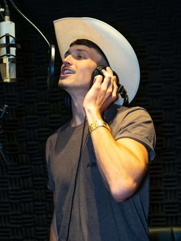 Country music star suffers family tragedy as mom killed and dad hurt in home invasion