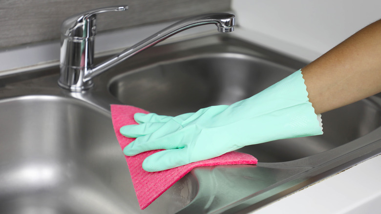 How To Clean Your Kitchen With Just Apple Cider Vinegar