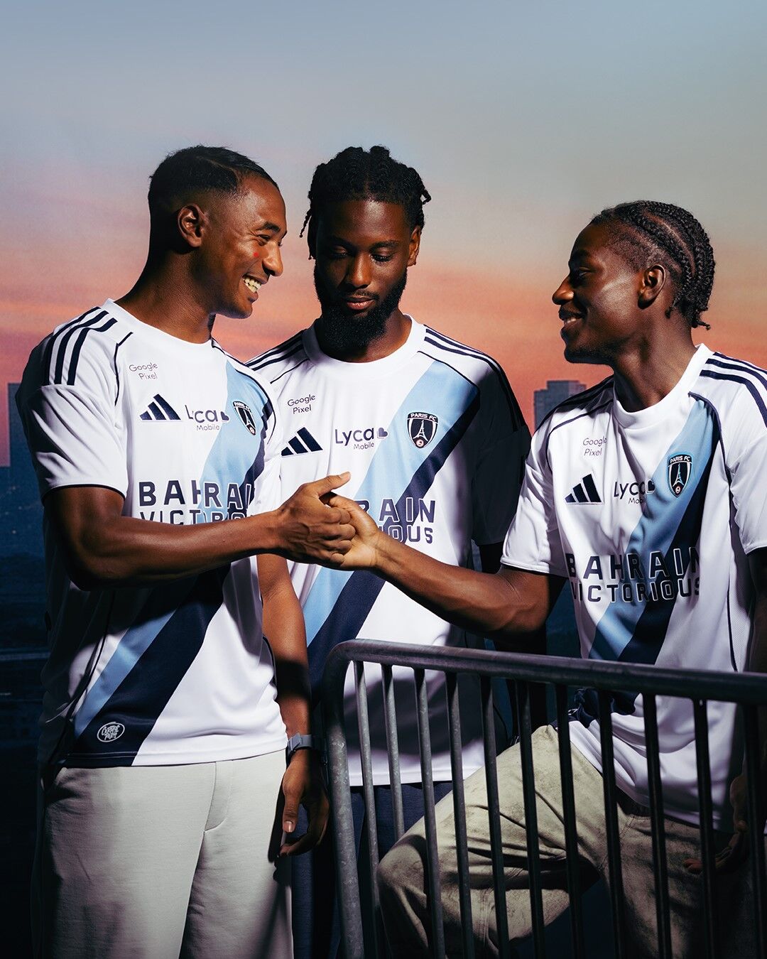 Ligue 1 : les nouveaux maillots du Paris FC en image