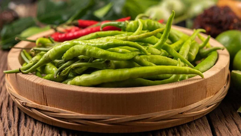Health Tips- Do you know the benefits of eating green chillies with ...