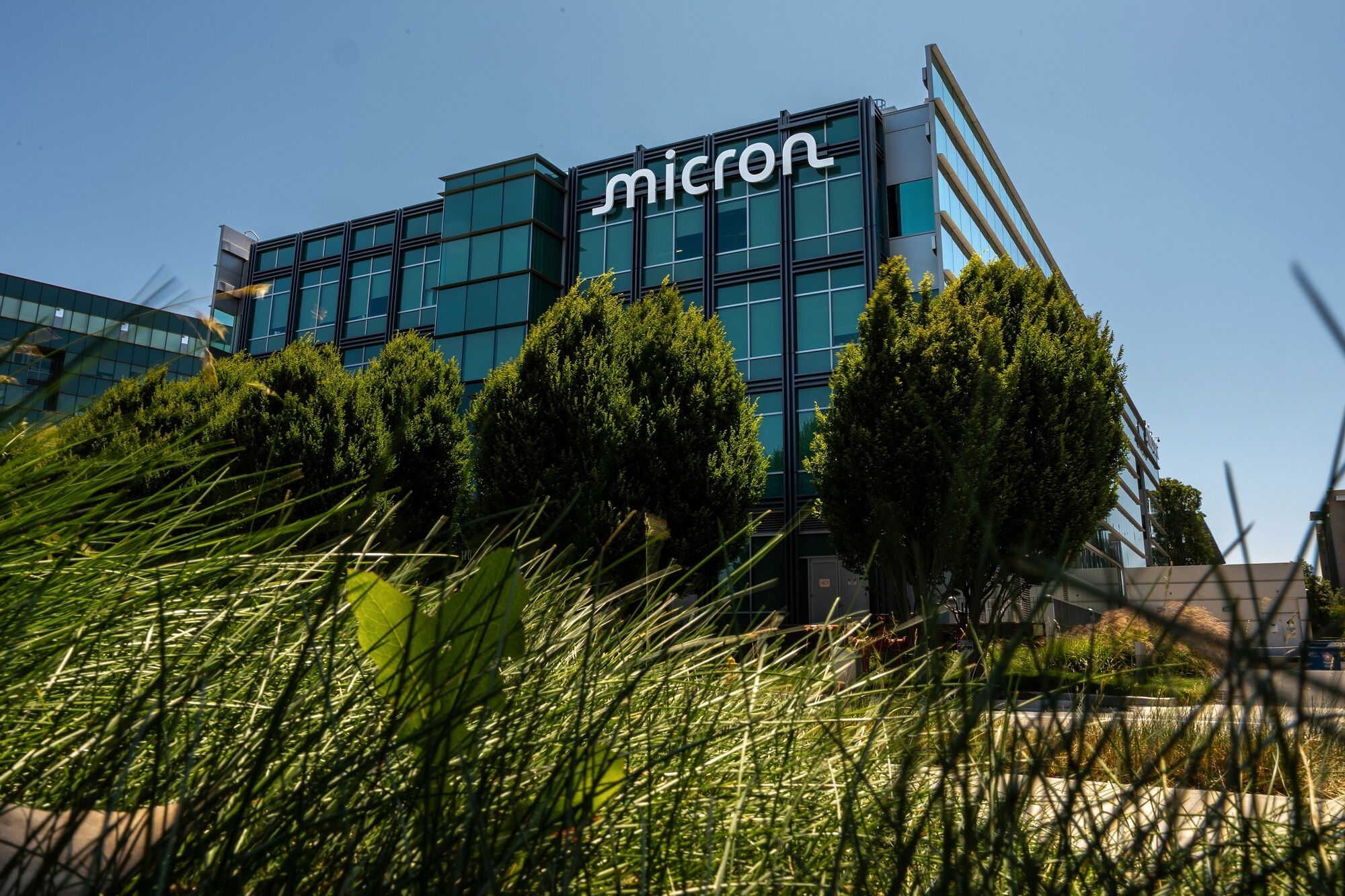 Micron Raises Its Sales, Earnings Outlook on Improved Prices