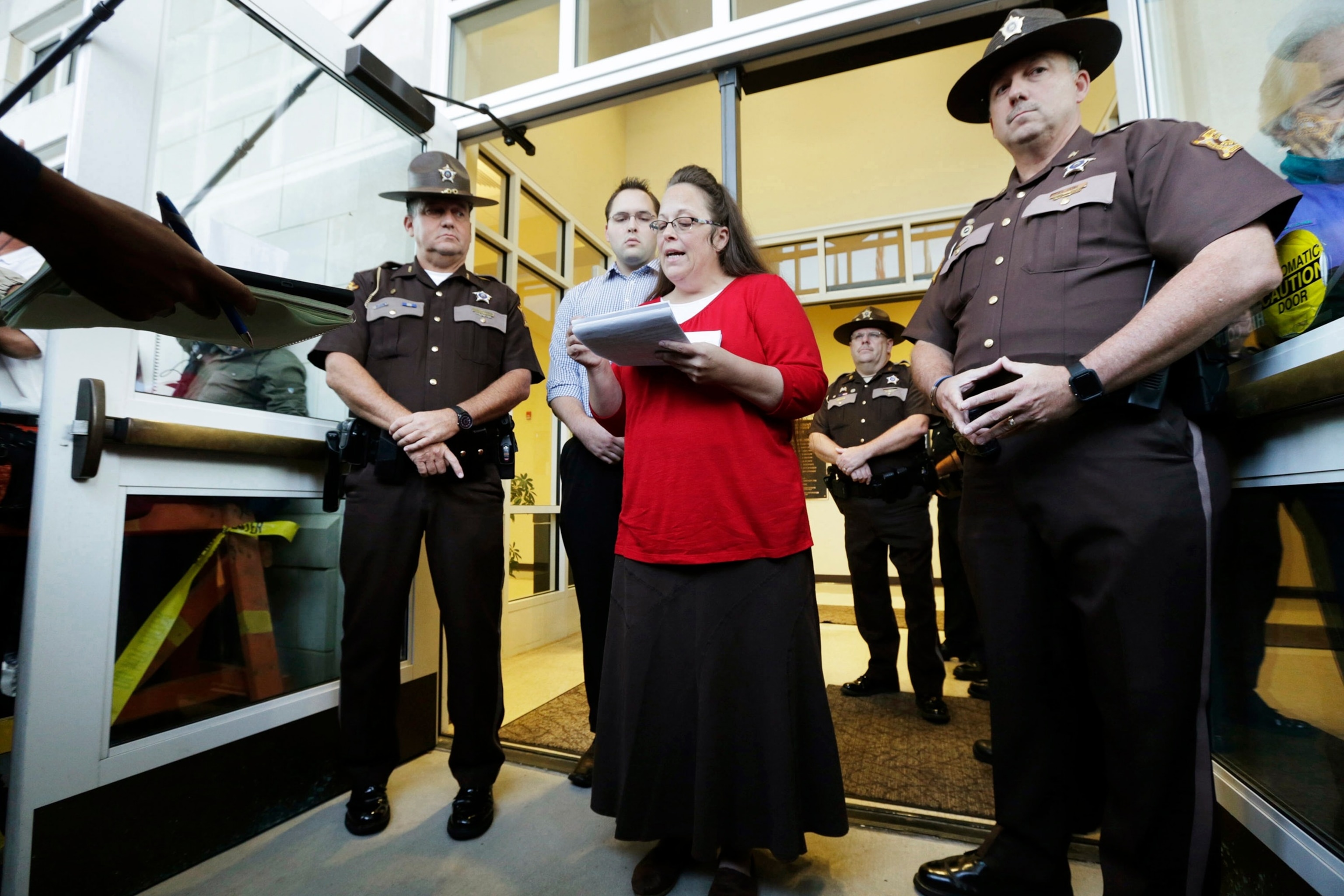 Supreme Court considers Kim Davis petition to overturn same-sex ...