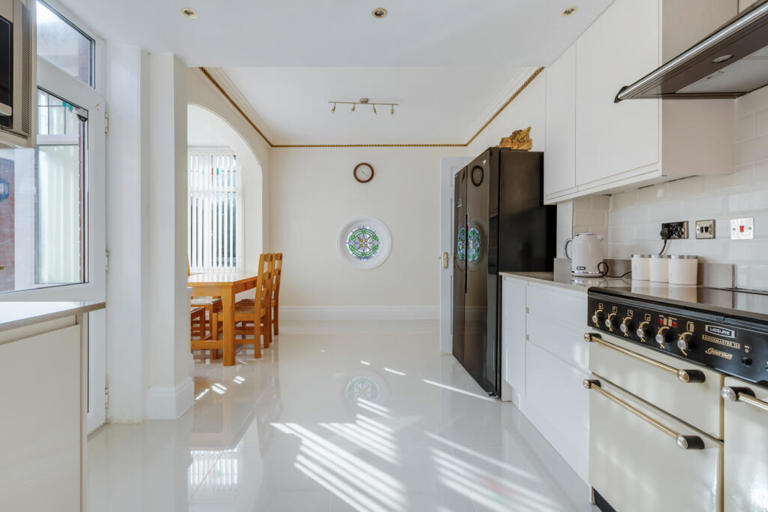 19 stunning pictures inside Blackpool seafront mansion for sale on ...