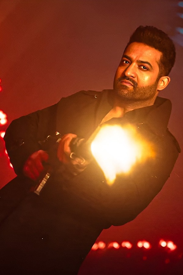 Just Go & Enjoy’ Hrithik's Kaabil Director Sanjay Gupta On War 2-Coolie Clash; Fans Wage War