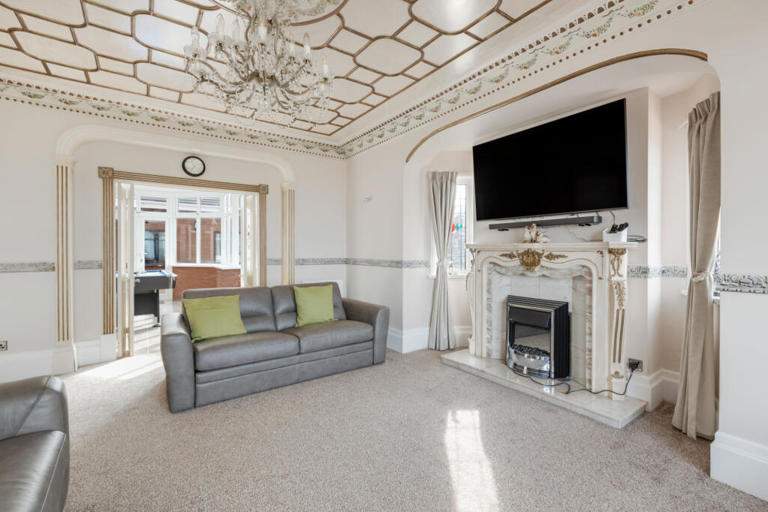 19 stunning pictures inside Blackpool seafront mansion for sale on ...