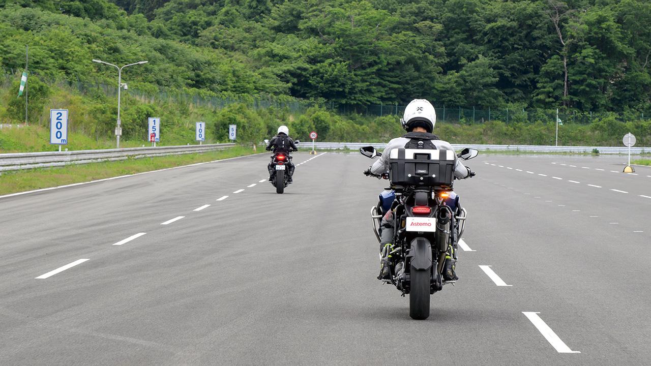 Astemoの「ADAS for Motorcycle」とは？ カメラが速度標識や路面状況、障害物を検知しアクセル＆ブレーキを自動で制御