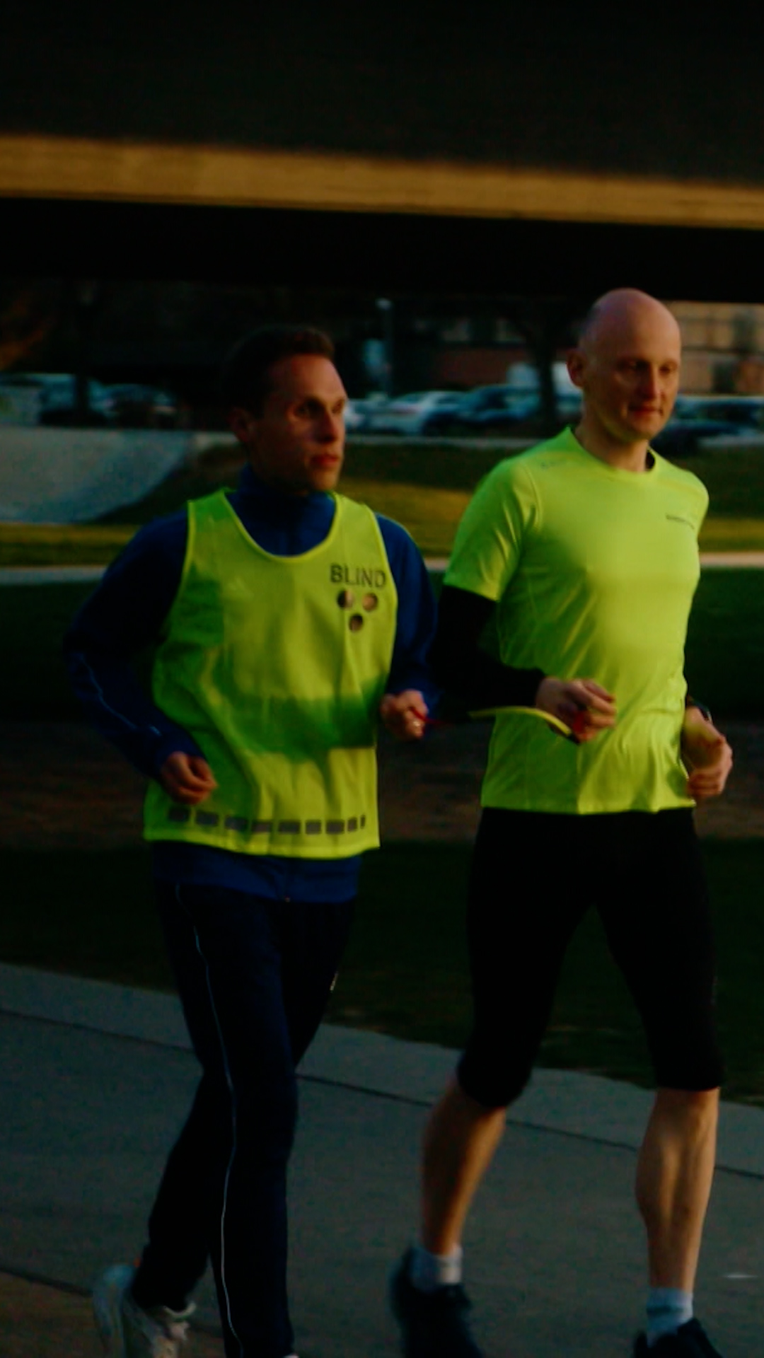 Blind marathon runner is guided by fiancé
