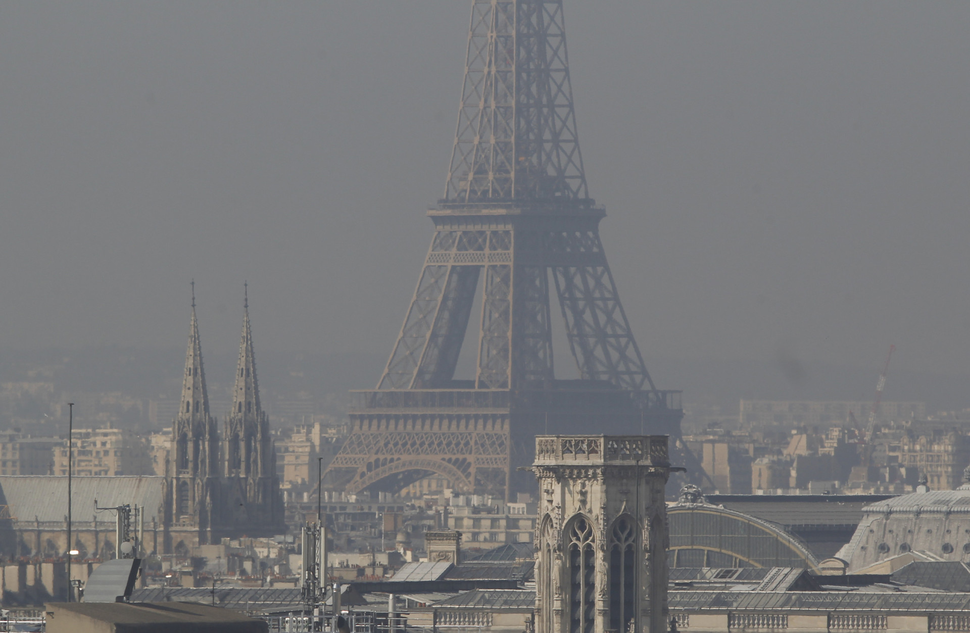 France on high alert as heat wave sparks pollution warnings