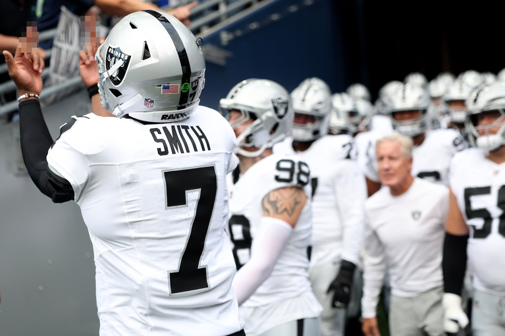 Pete Carroll defends Geno Smith after Raiders QB flips off fan in ...