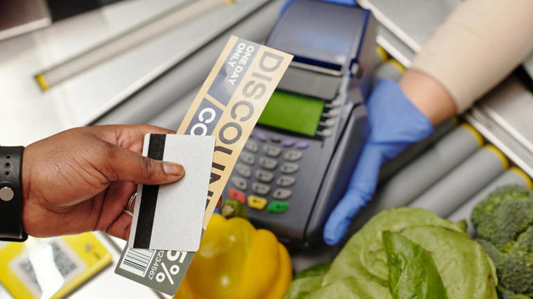 10 Things You Should Avoid Doing At The Grocery Store Checkout Line