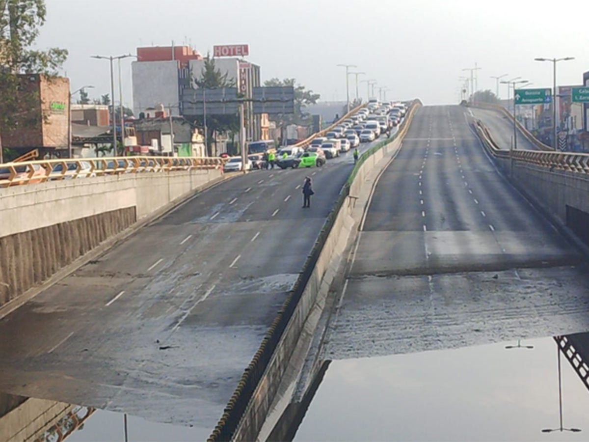 Circuito Interior amanece inundado tras lluvias en CDMX; prevén tormentas