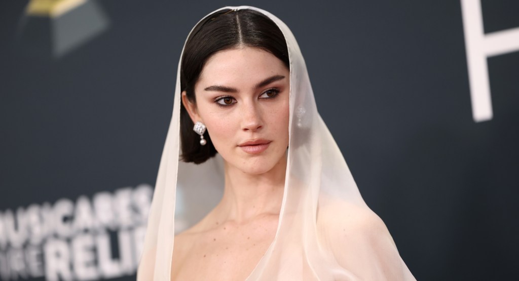 Gracie Abrams Pays Tribute to San Francisco With Custom GapStudio Gown ...