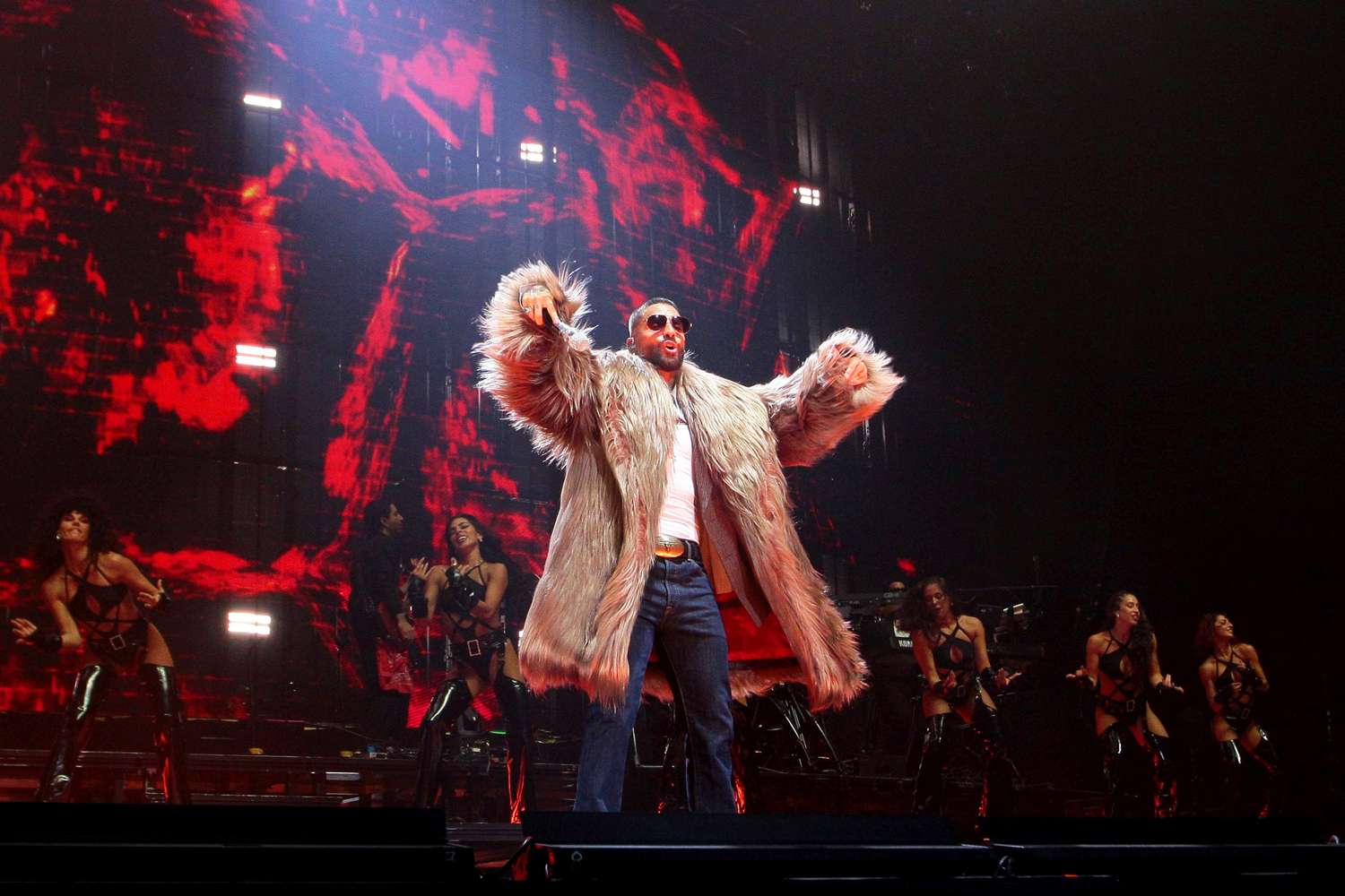 Maluma pauses concert to reprimand mom who brought baby without ear ...