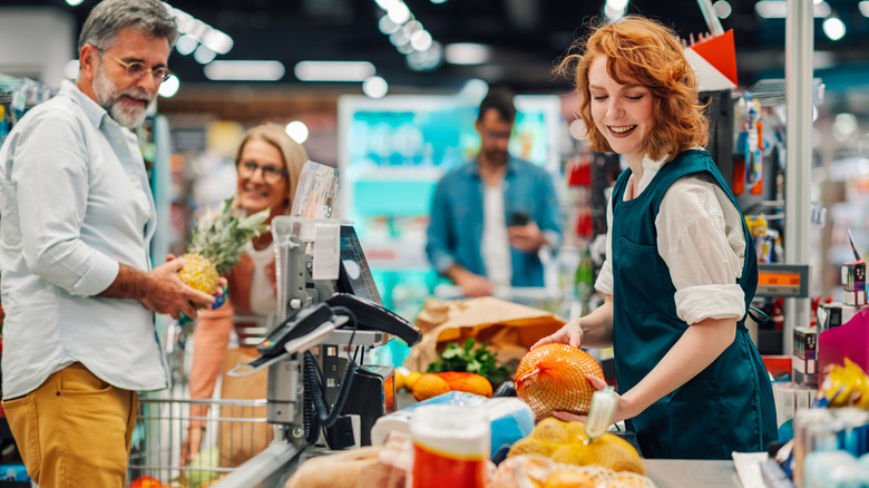 10 Things You Should Avoid Doing At The Grocery Store Checkout Line