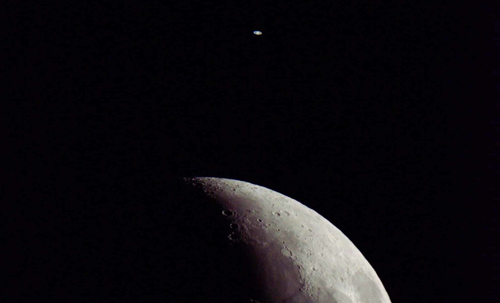Catch Saturn and the Moon in Stunning Detail Tonight – A Skywatching Must