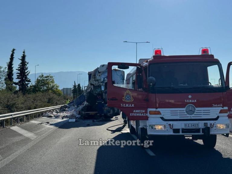 Τροχαίο ατύχημα με νταλίκες - Γέμισε αλεύρι η εθνική οδός έξω από τη ...