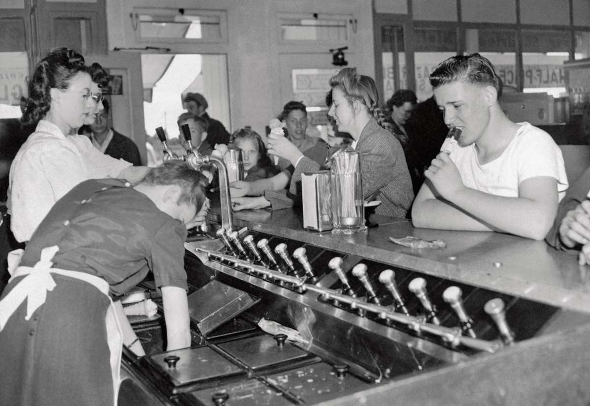 20 Nostalgic Photos of Old-School Ice Cream Parlors