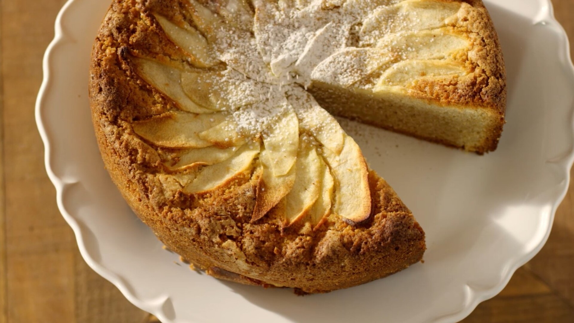 Torta di mele umida con cannella e zucchero a velo
