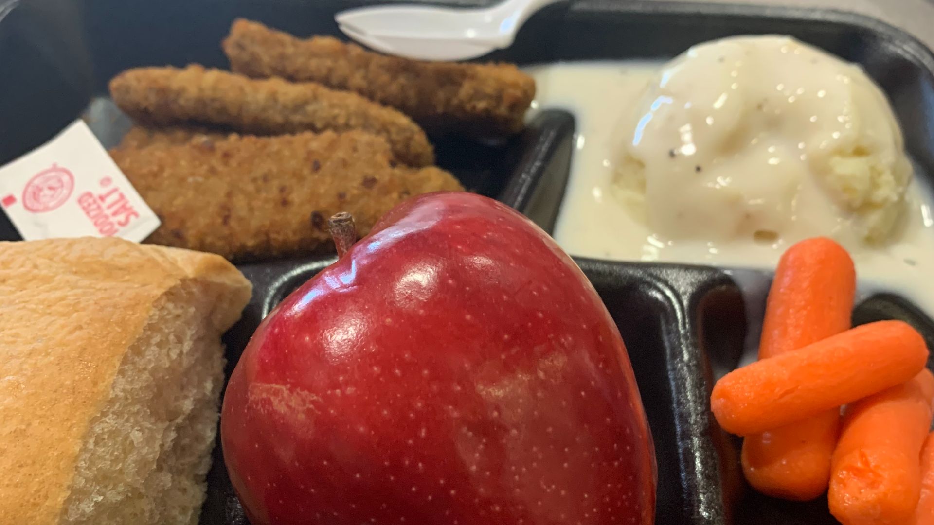 20 School Cafeteria Foods Every Millennial Grew Up On