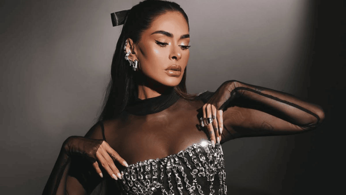 Galilea Montijo brilla en LCDLFMX con look de transparencias e incrustaciones platinadas