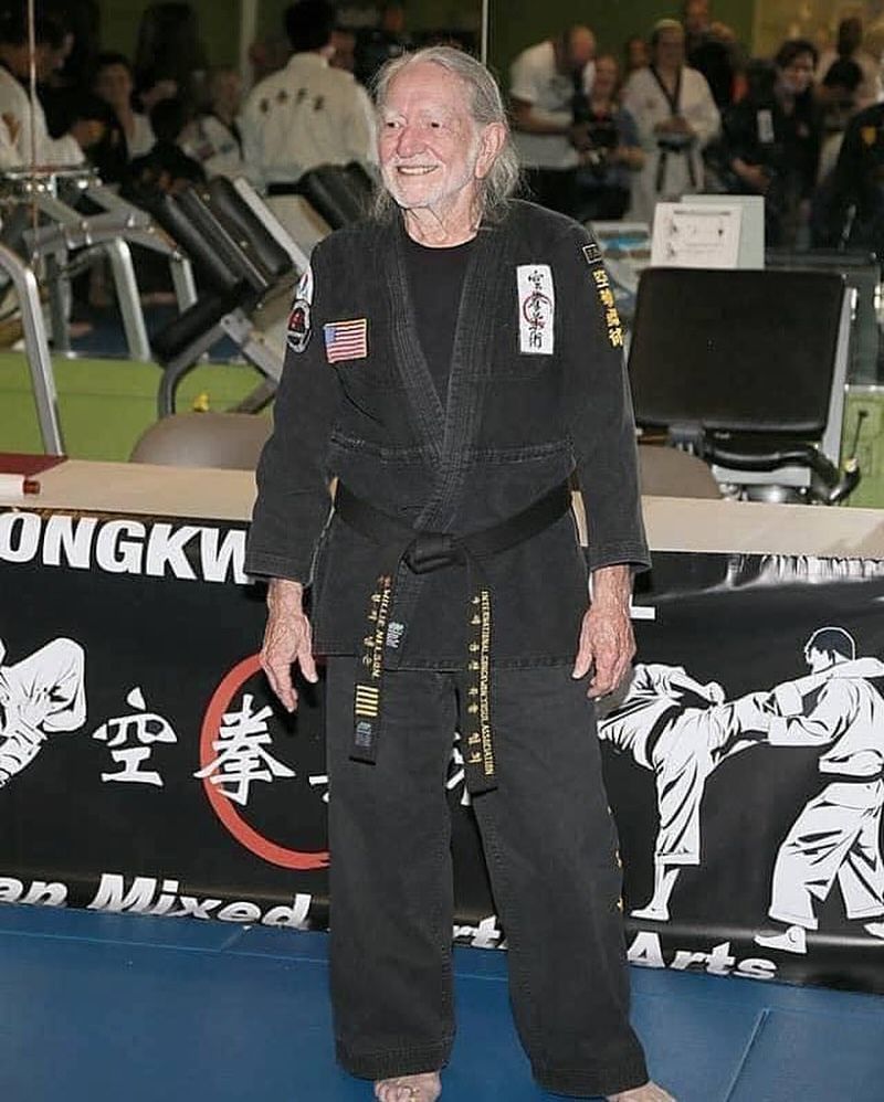 Willie Nelson, 92, surprises fans with impressive physique in new photo ...