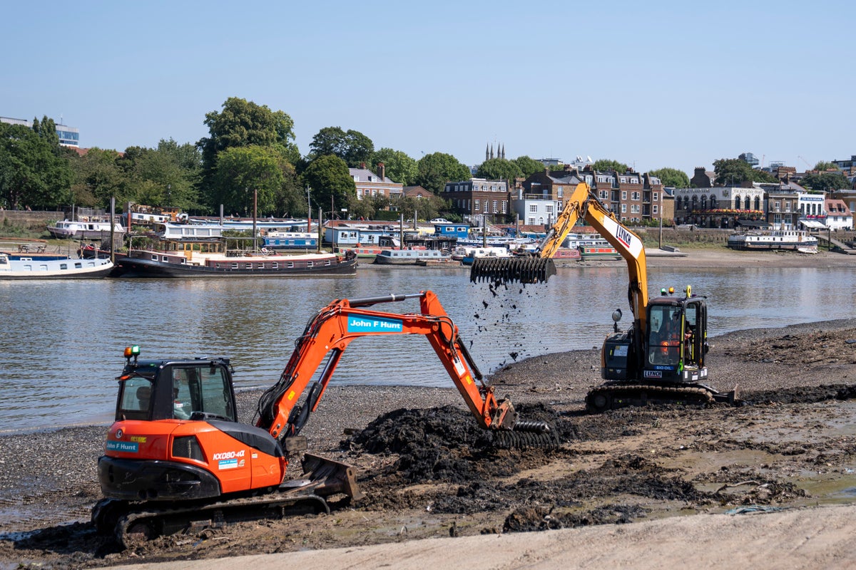 Footage shows diggers removing ‘disgusting’ island of wet wipes from Thames