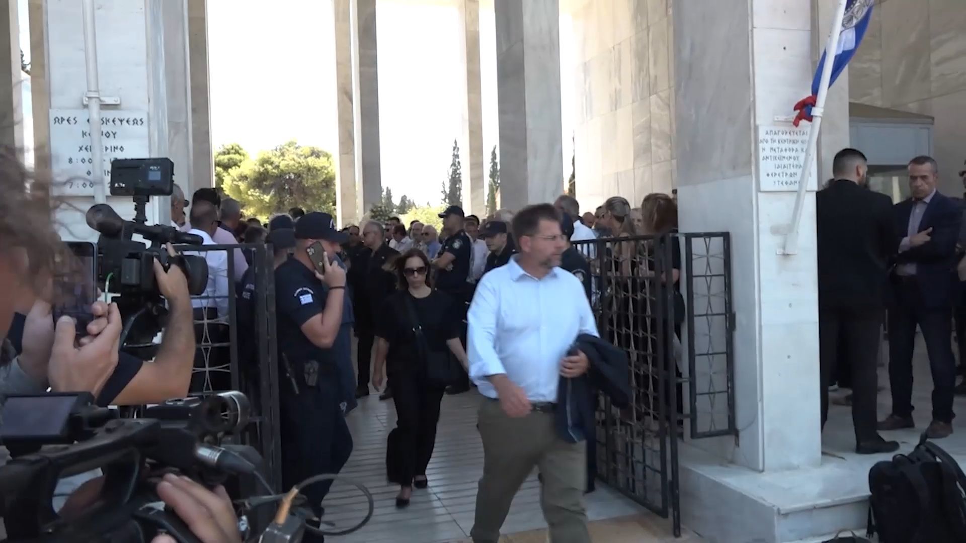 Πλήθος κόσμου στο τελευταίο «αντίο» στη Λένα Σαμαρά