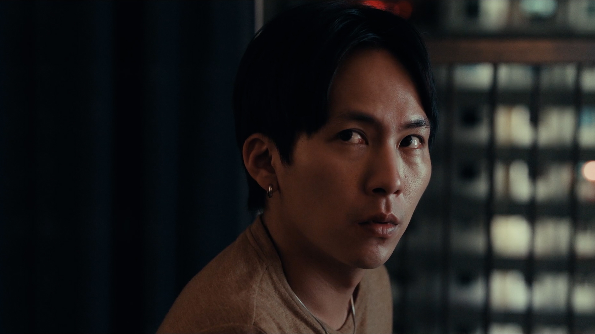 'Stranger Eyes': quando la sorveglianza diventa un indizio in un ...