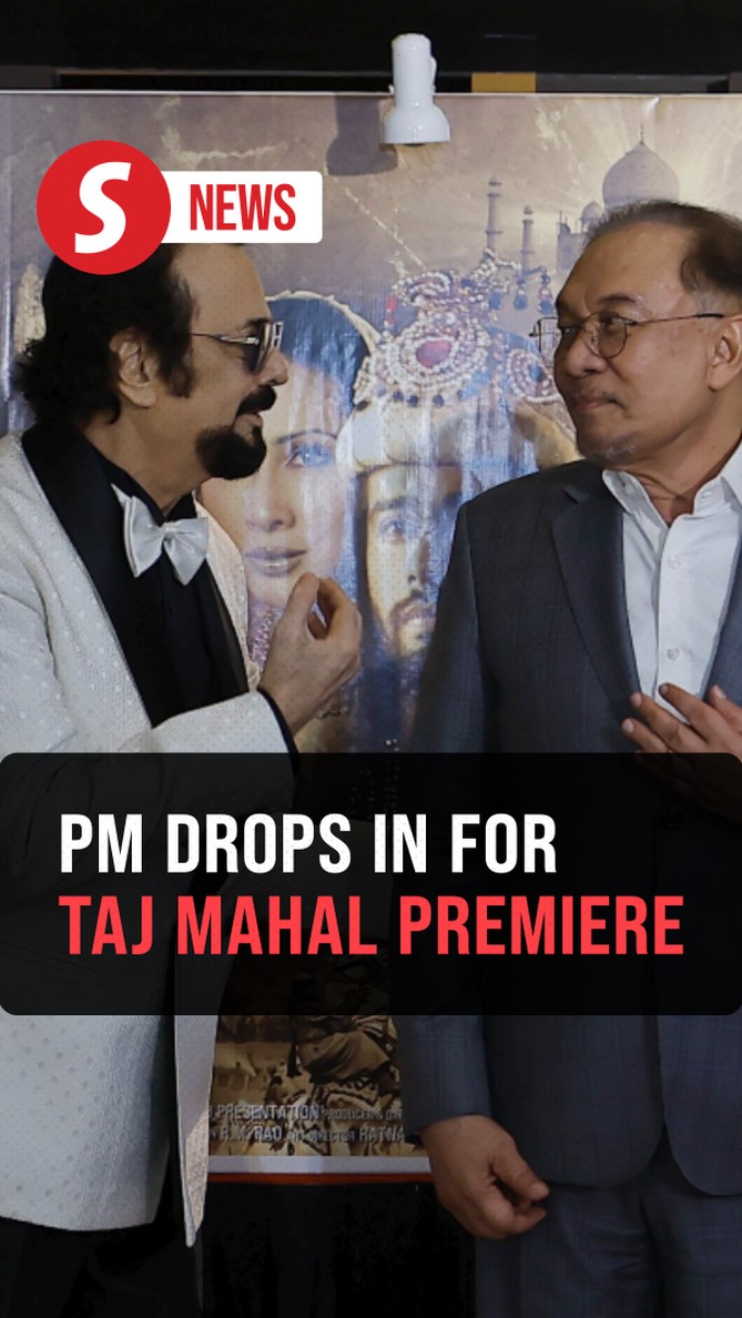 PM Anwar joins moviegoers for “Taj Mahal: An Eternal Love Story” screening