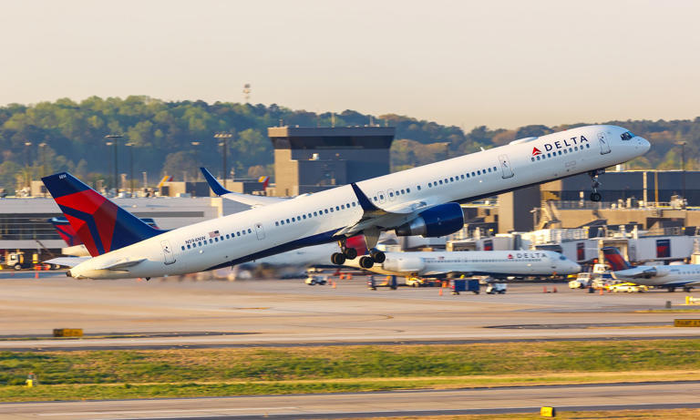 Packed Delta plane clips wing of huge Airbus as it prepared to depart ...