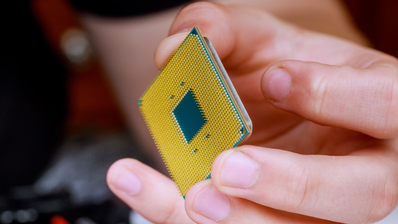 Microsoft reveals new chip built on topological qubits