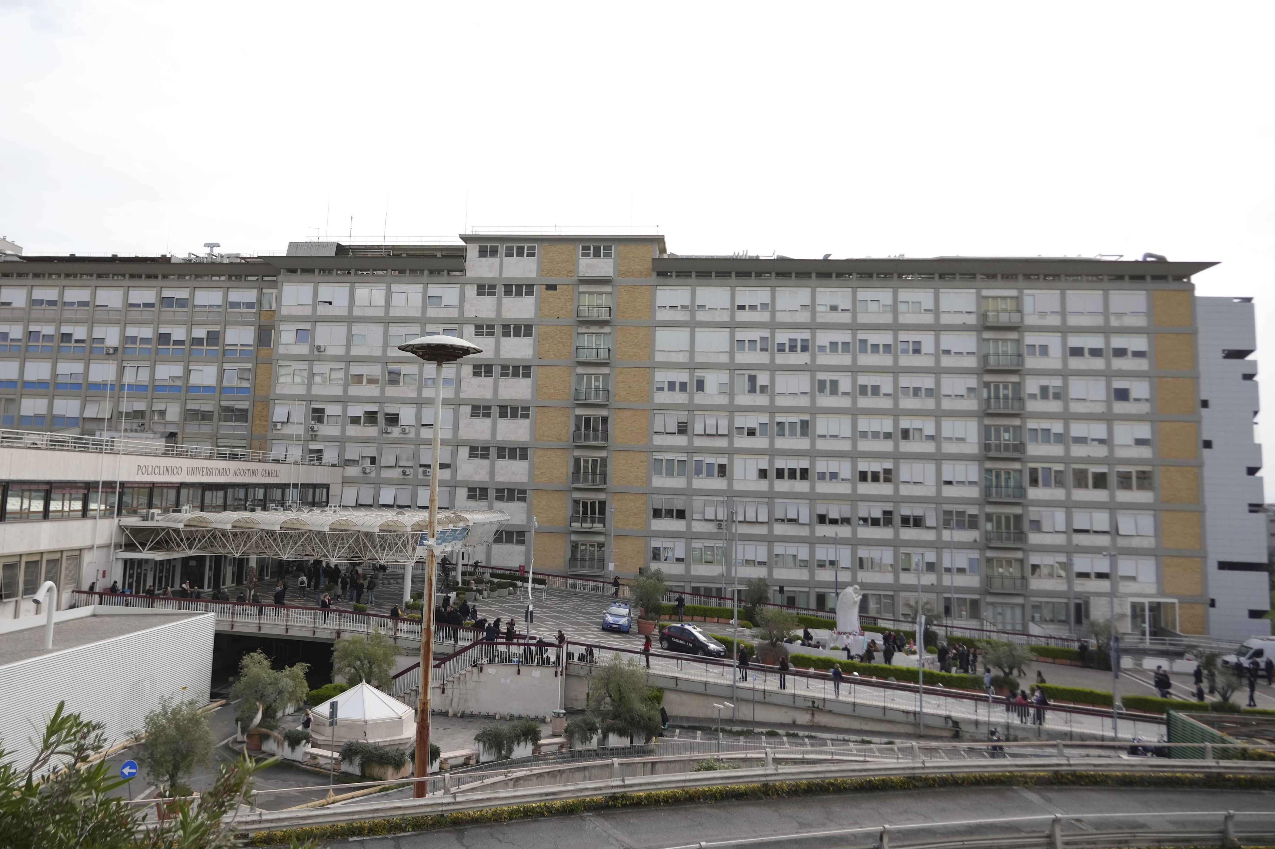 Roma, Babbo Natale dei carabinieri incontra bimbi ricoverati al Gemelli